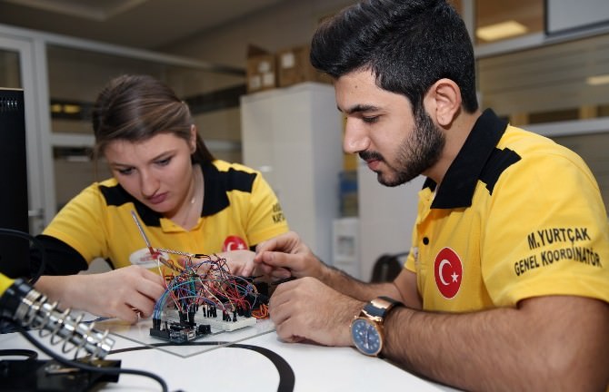Türkçe Konuşan İnsansı Robotlar Papatya Ve Lale - İzmir Haberleri