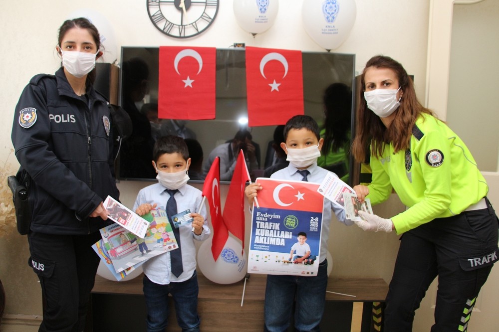 Polis, Trafik Haftası’nda evde kalan çocukları unutmadı - Manisa Haberleri