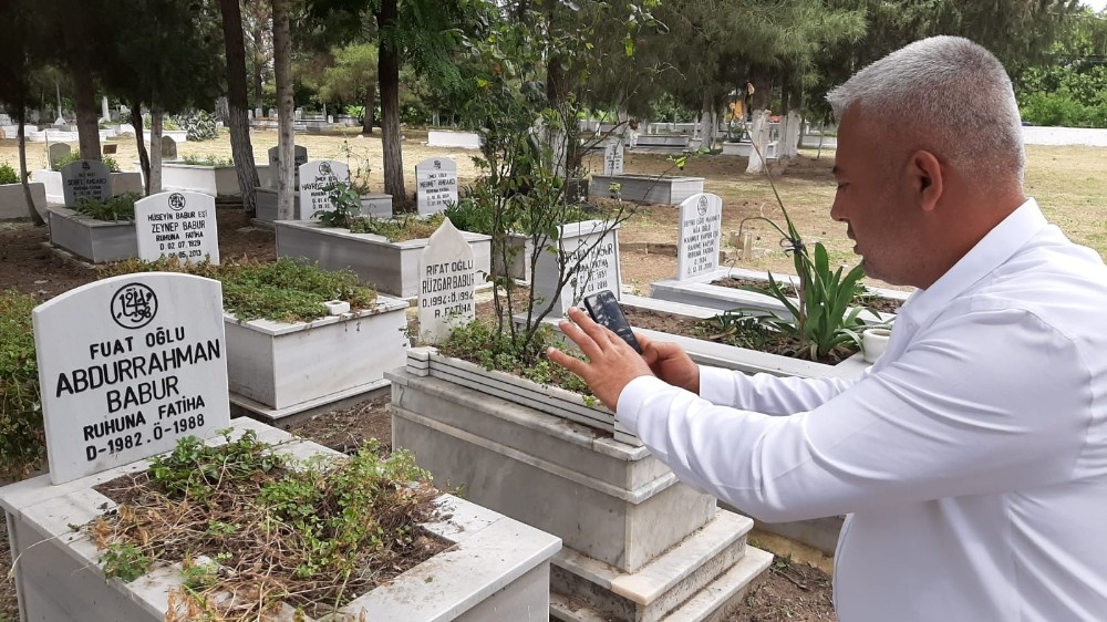 Muhtardan görüntülü mezarlık ziyareti hizmeti - Osmaniye Haberleri