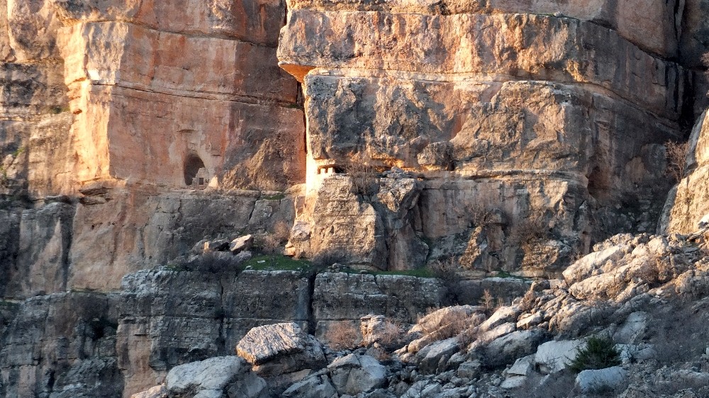 Sarp kayalıklarda dini yapı - Adıyaman Haberleri