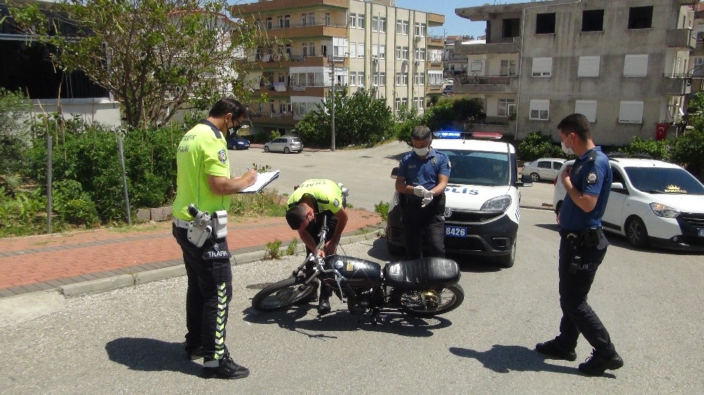 Karşılarında polisi gören 2 genç motosikleti bırakıp kaçtı - Antalya ...