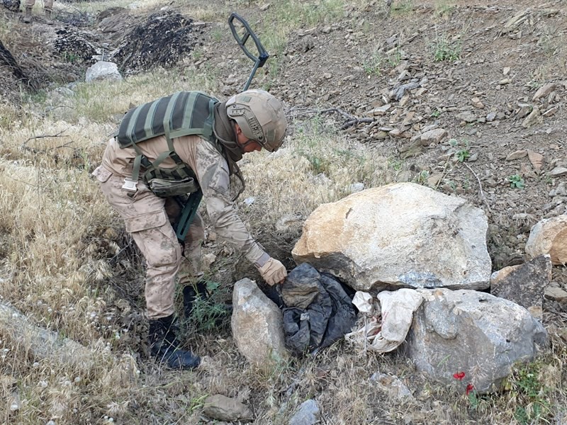 Şemdinli kırsalında patlayıcı ele geçirildi - Hakkari Haberleri