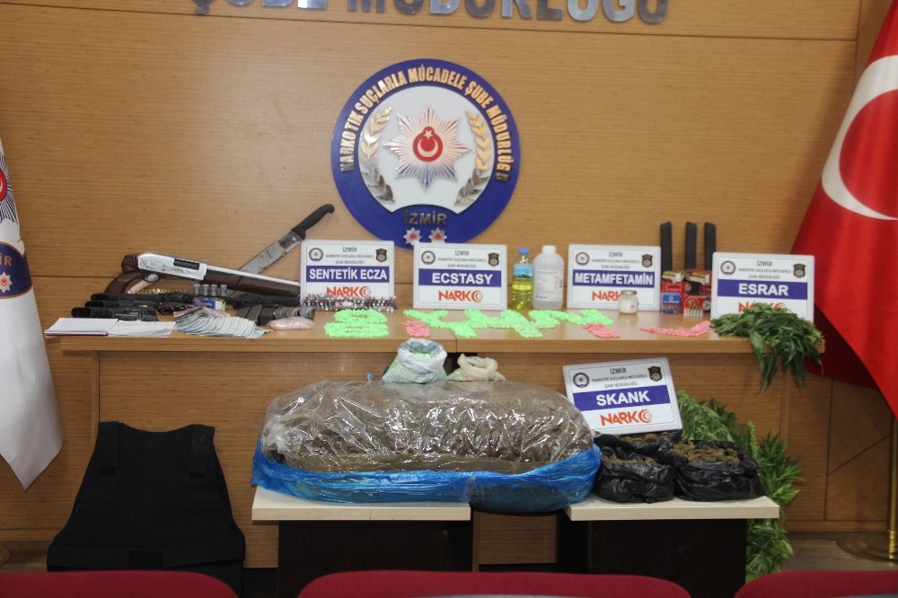 İzmir’deki dev uyuşturucu çetesi operasyonuna 800 polis katıldı - İzmir ... İzmir’deki dev uyuşturucu çetesi operasyonuna 800 polis katıldı - İzmir ...