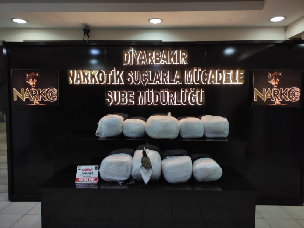 Çekici üzerinde bulunan kepçenin pistonlarından 159 kilo esrar çıktı ...