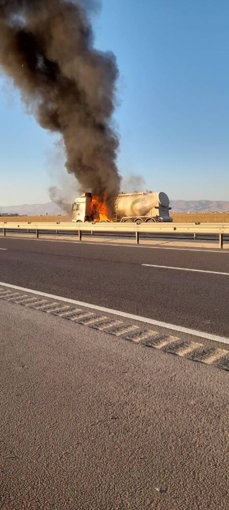 Seyir halindeki LPG tankeri alev aldı - Mardin Haberleri Seyir halindeki LPG tankeri alev aldı - Mardin Haberleri