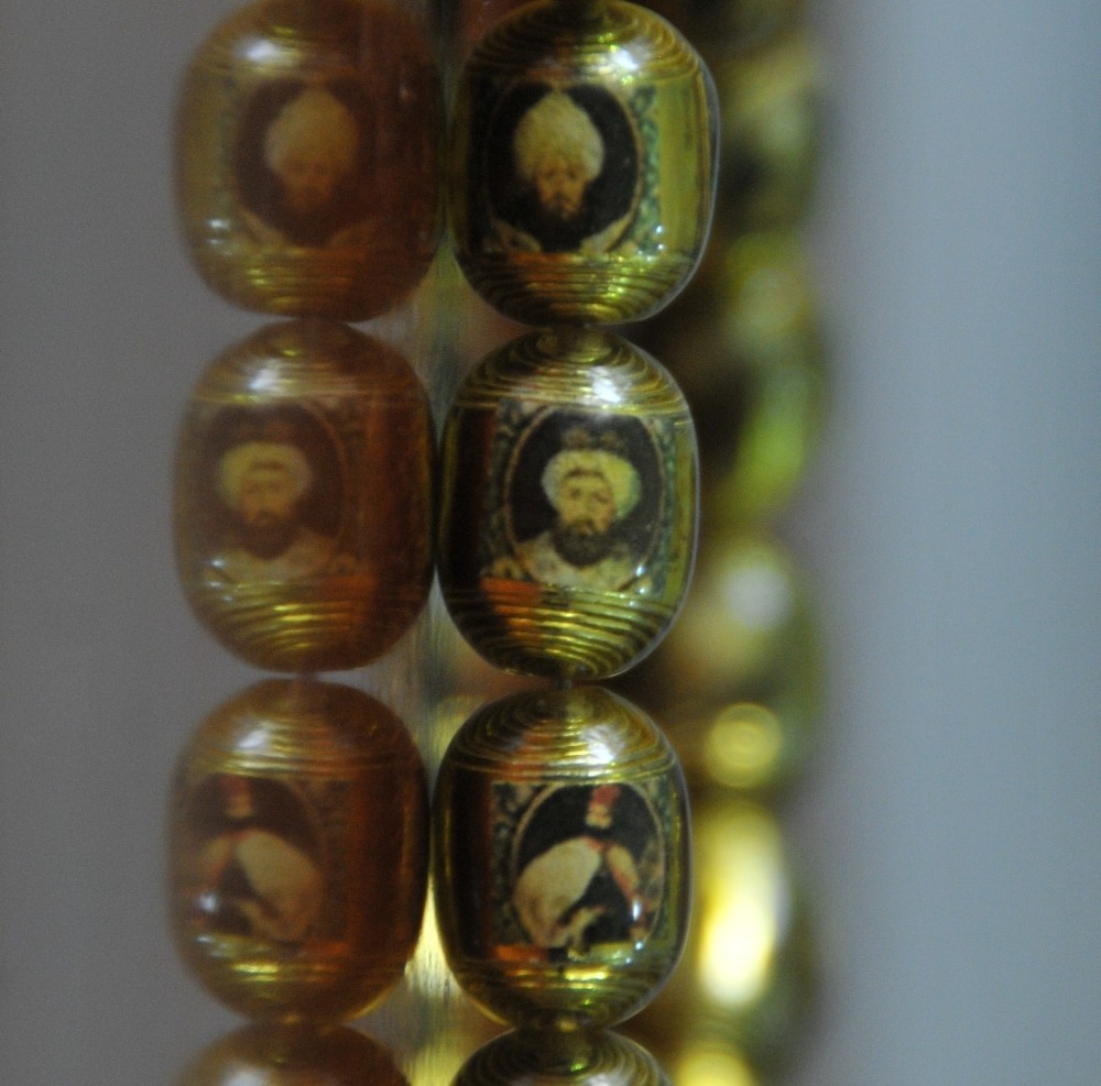 Kâğıttan tespihe Osmanlı padişahlarının fotoğraflarını işledi ...