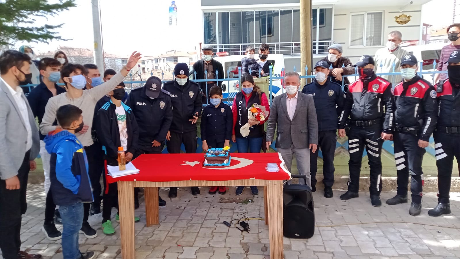 Cami cemaatinden polise yaş pastalı kutlama - Kırşehir Haberleri