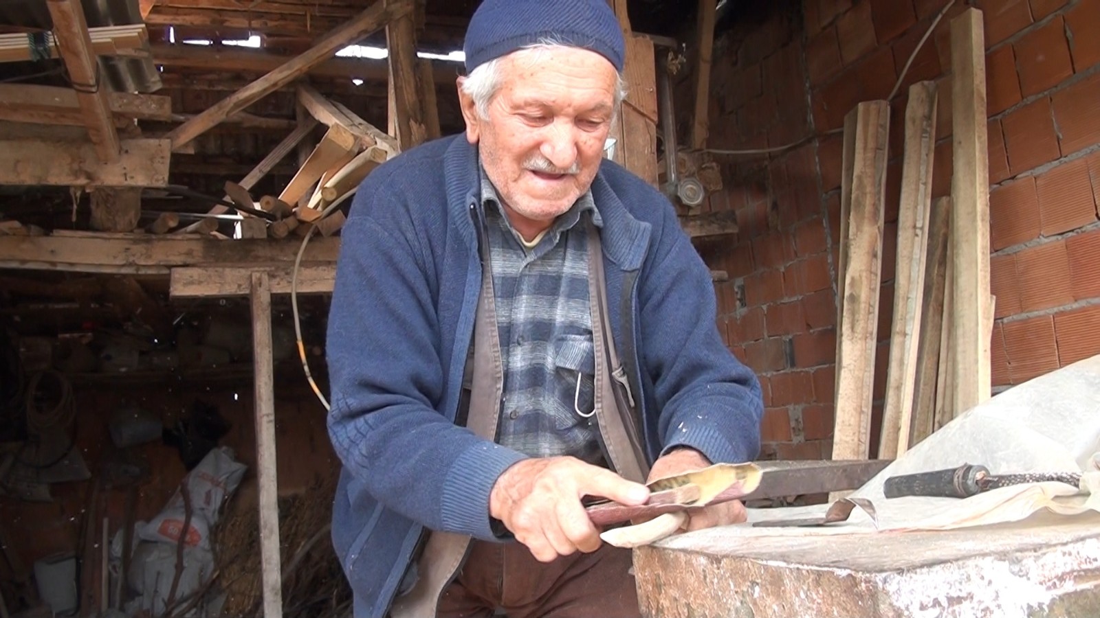 Sındırgı’da 56 yıldır tahta kaşık zanaatını yaşatıyor - Balıkesir Haberleri