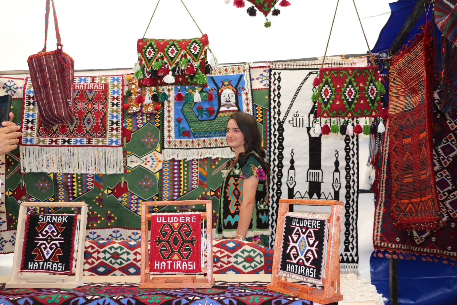 3 ayda yaptıkları kilimlerin tanesini 10 bin liradan satışa sunuyorlar ...