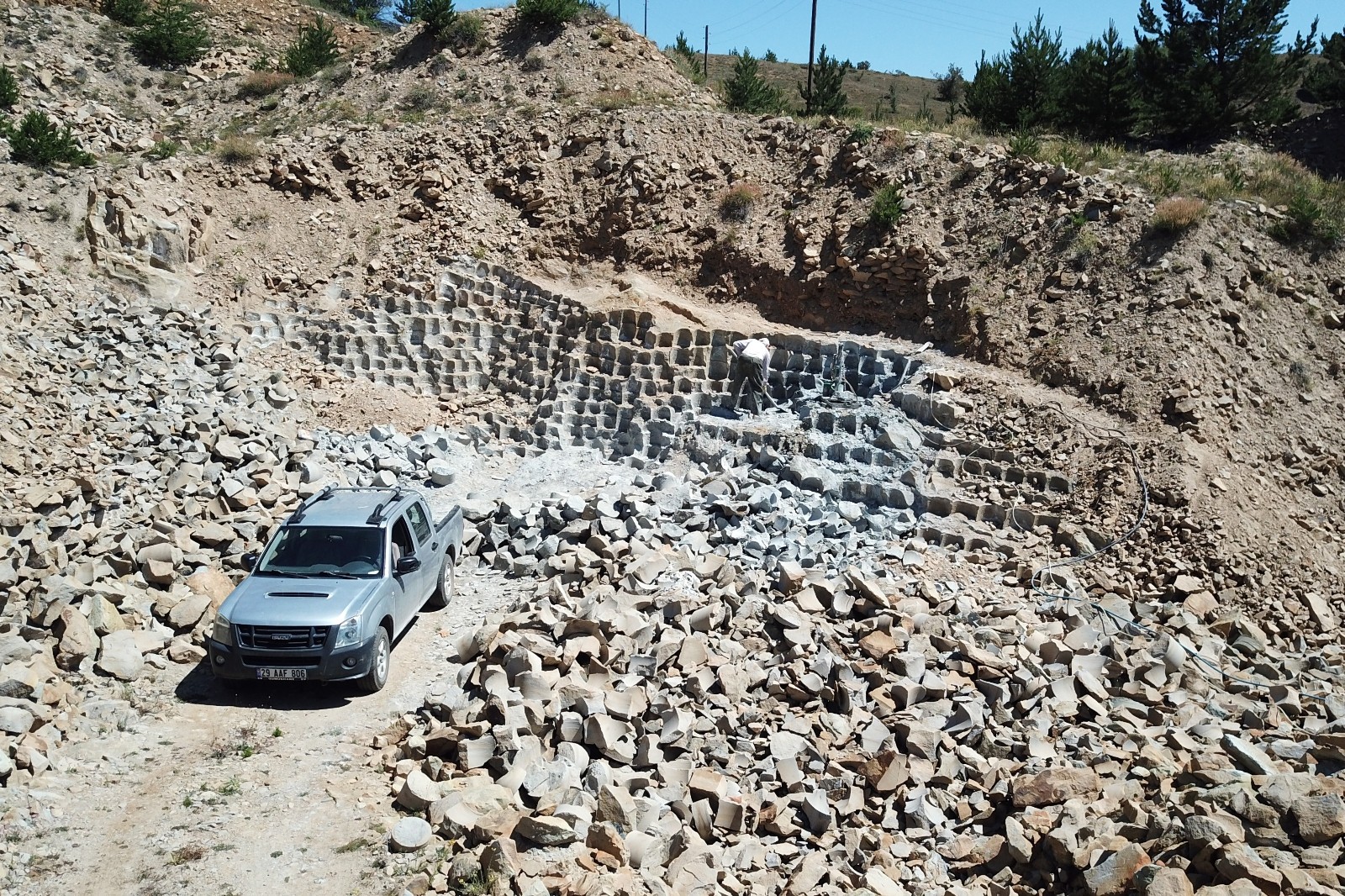 27 yıldır kavurucu sıcakta balyoz sallayıp taşa şekil veriyor ...