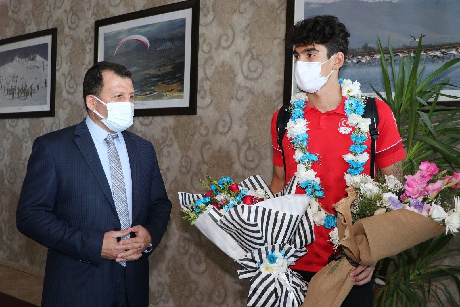 Milli yüzücü Yiğit Aslan çiçeklerle karşılandı - Kayseri Haberleri