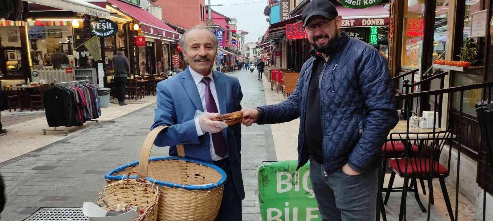 Takım elbiseyle simit satıp iyi para kazanıyor - Bursa Haberleri