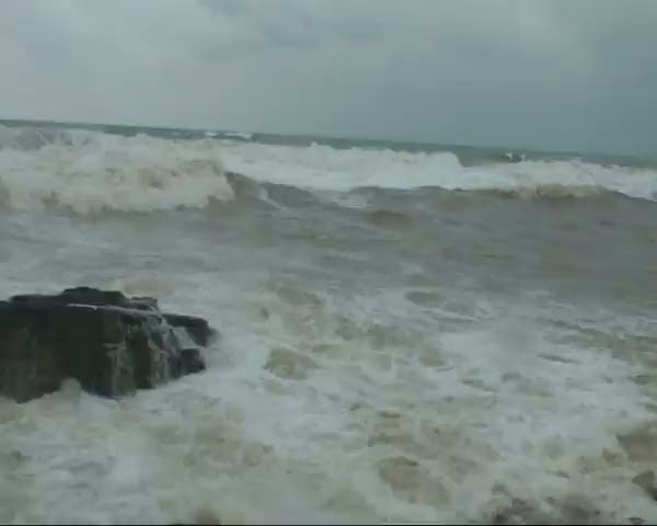 Dalga boyu 5 metreyi aştı videosunu izle | Son Dakika Haberleri